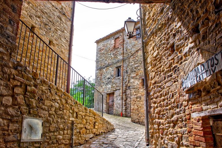 Santarcangelo Sotterranea: Un Labirinto di Segreti Sotto il Colle Giove ...